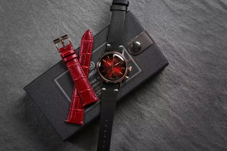 разглобен ръчен часовник с черен и червен колан