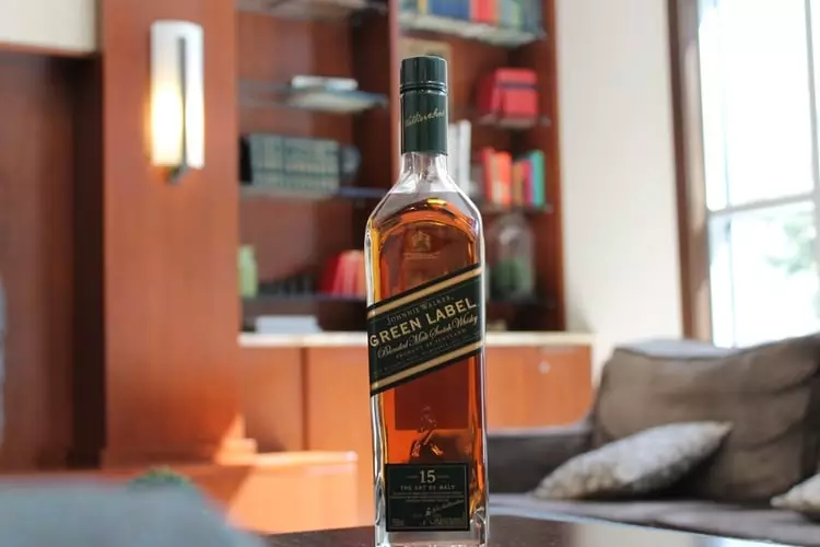 fľaša whisky so zeleným štítkom johnnie Walker