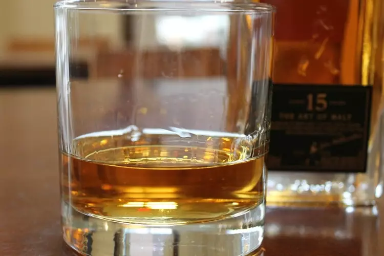 whisky johnnie walker nalievaná v pohári