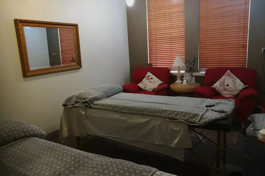 dhomë masazhi me krevat masazhi
