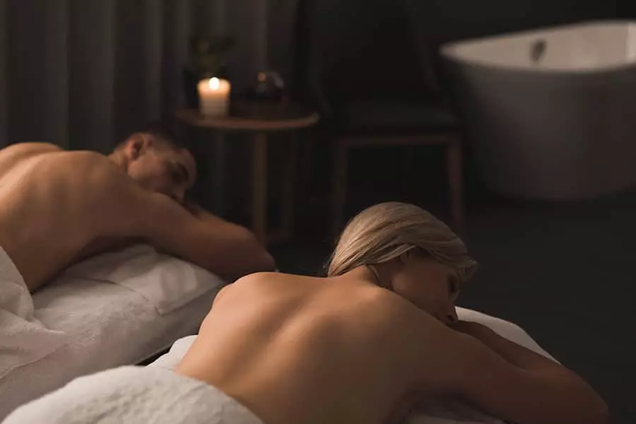 couple allongé sur une table de massage