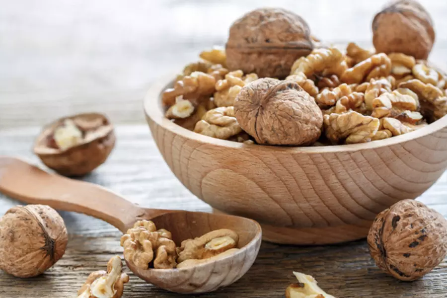 Cov khoom noj uas pab koj tsaug zog - walnuts