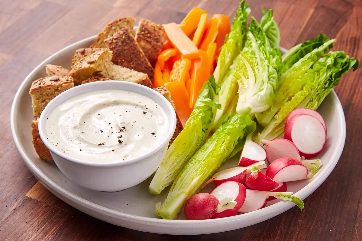 Bêste snacks mei hege proteïne foar ûnderweis grienten en yoghurtdip