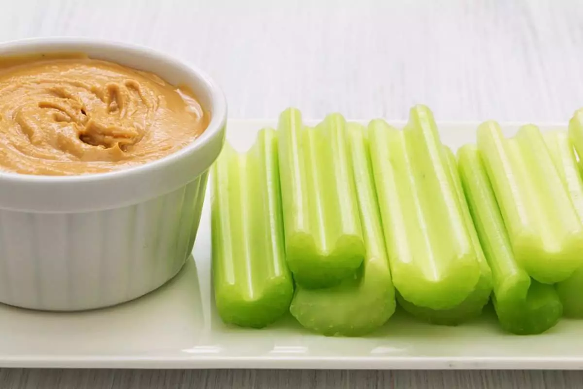 Ibyokurya byiza bya poroteyine nziza kuri Go Go Peanut Butter Celery Sticks