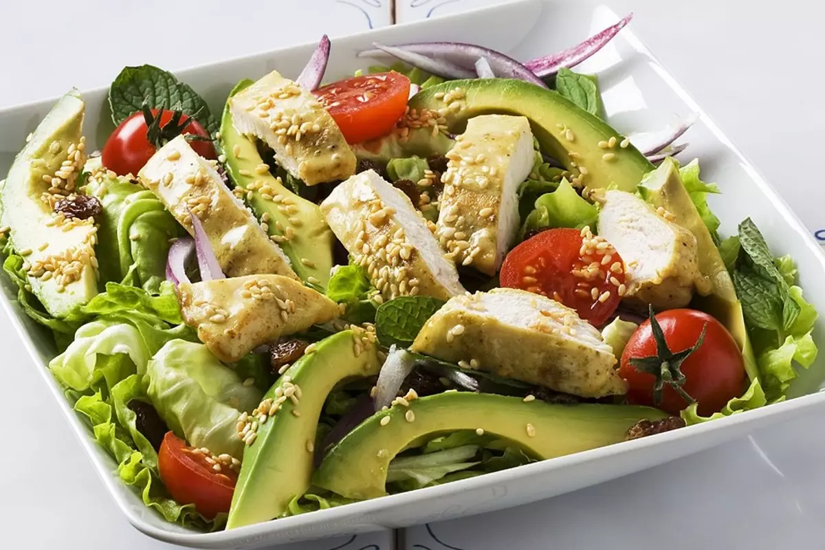 L-Aħjar Snacks b'Proteina Għolja għal On the Go Avocado u Insalata tat-Tiġieġ