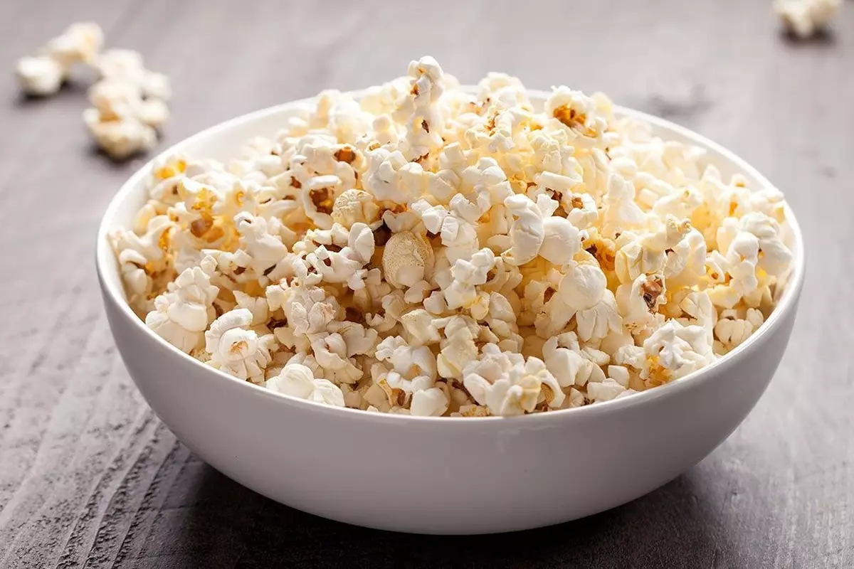 Ibyokurya byiza bya poroteyine nziza kuri Kugenda Umuyaga wuzuye popcorn