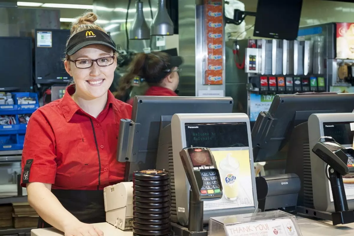 Mozo traballador en Mcdonalds