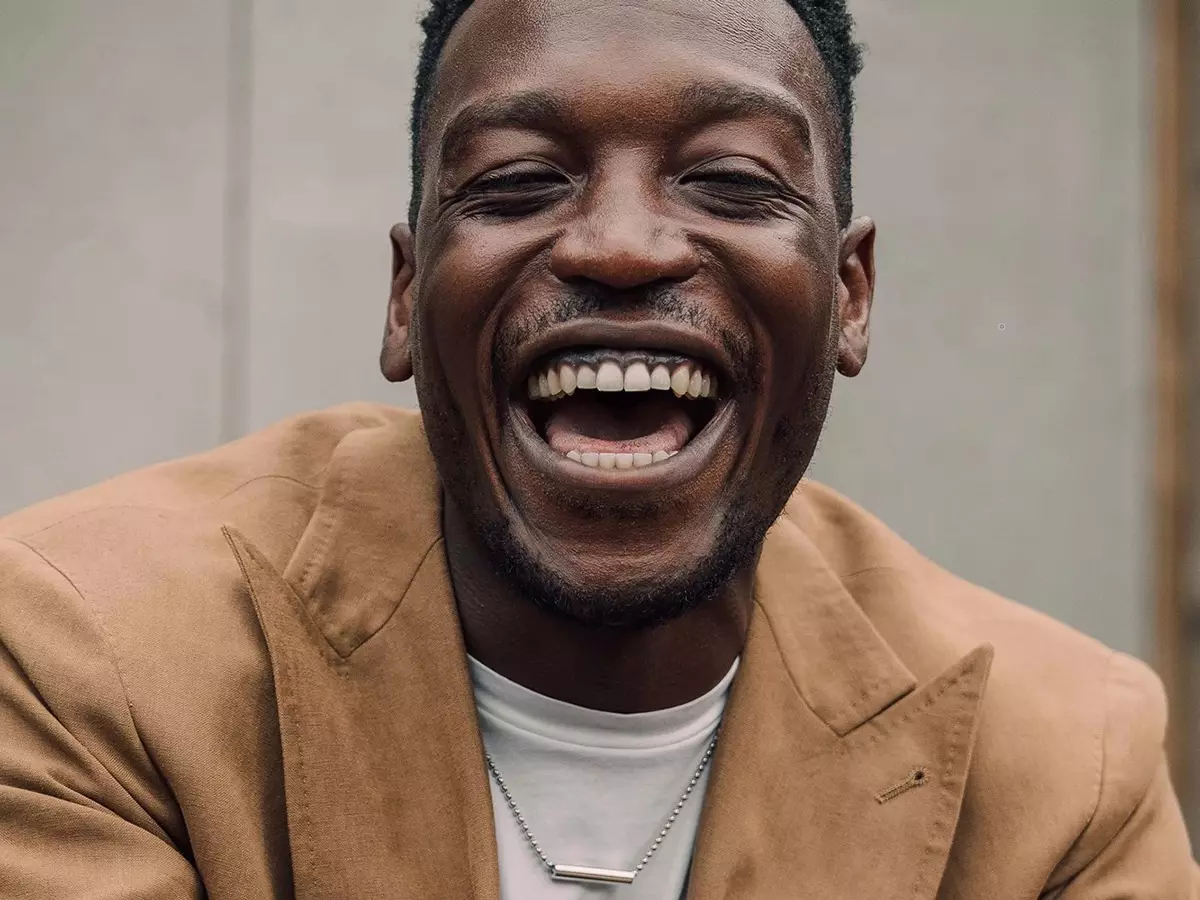 مرد سیاه پوست خندان شاد