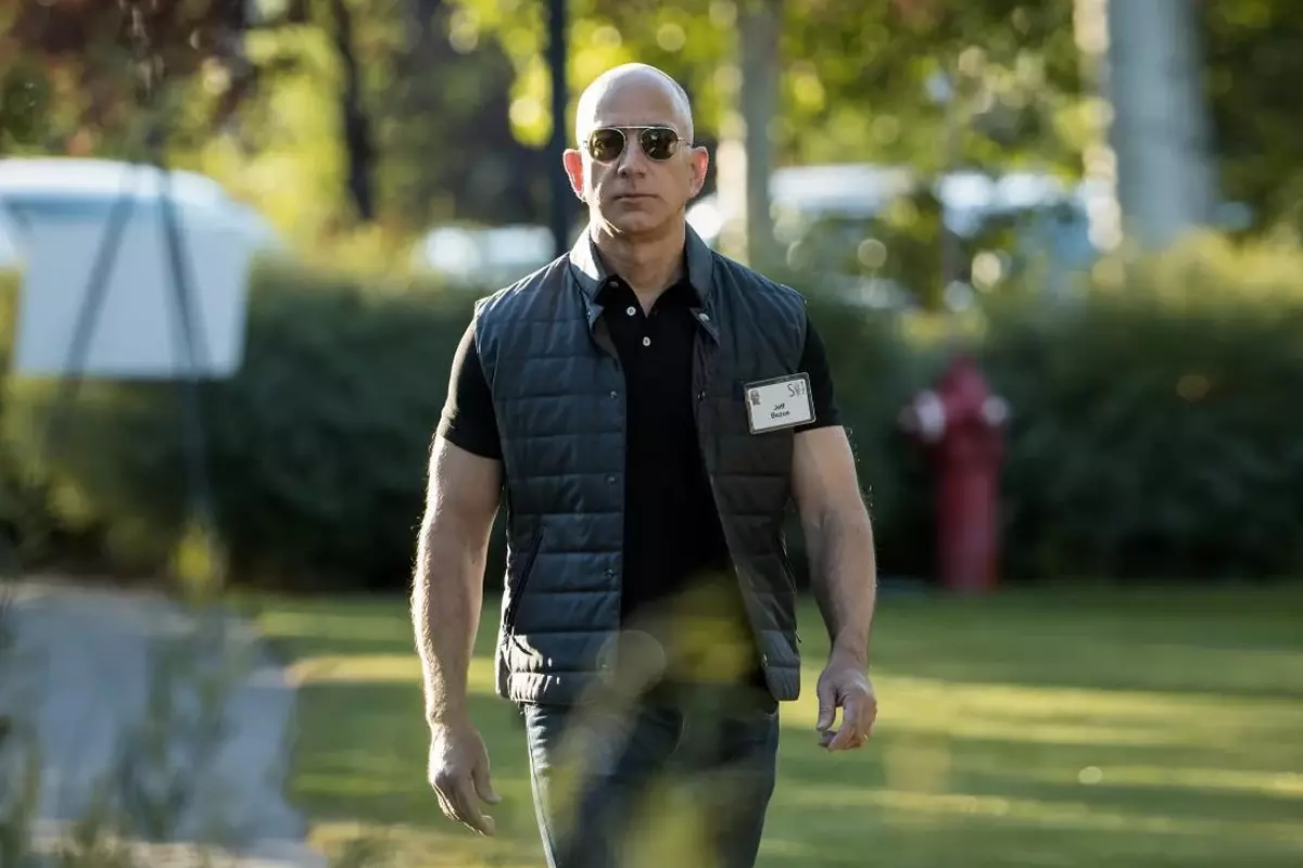 Jeff Bezos oo hoos u dhacay