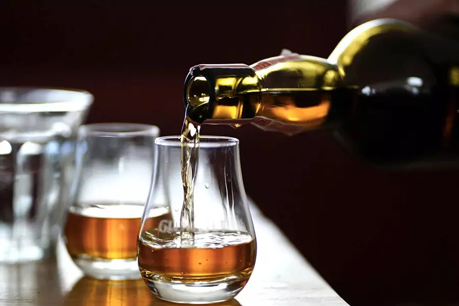 تتجنب علاجات صداع الكحول التي يدعمها العلم شرب الأرواح المظلمة