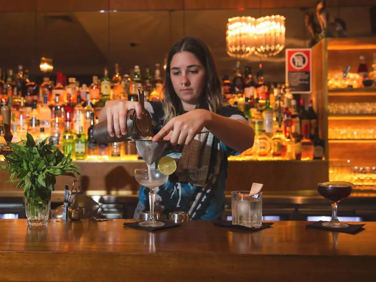 gunthers eetkamer barmannen die cocktails serveren