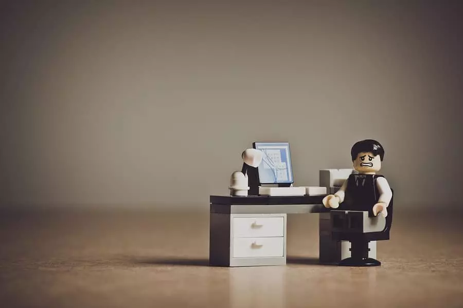 Omul Lego trist la birou