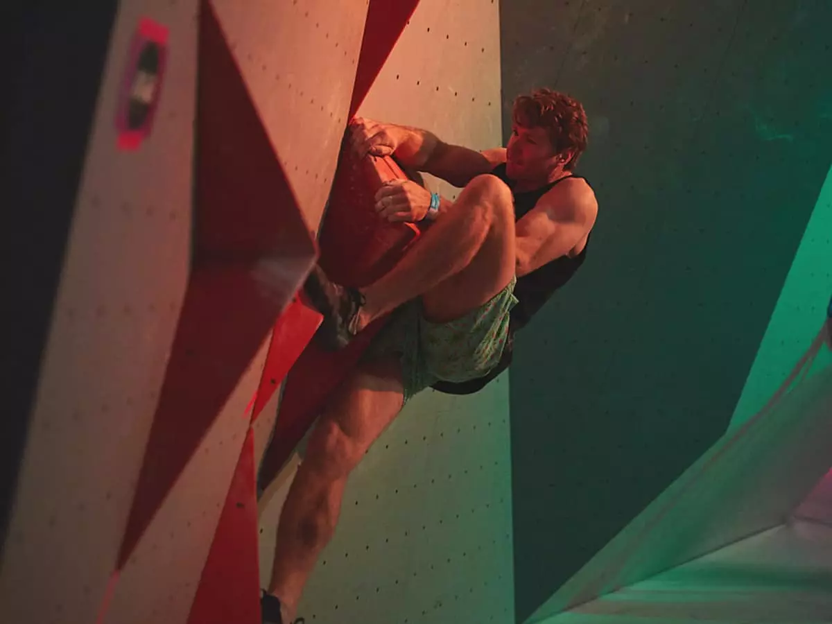 mann klatrevegg i boulder lab fjellklatre gym