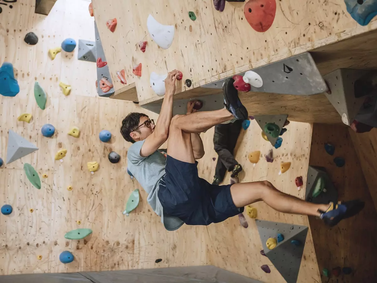 mand klatring i kampesten projekt rock klatring gym