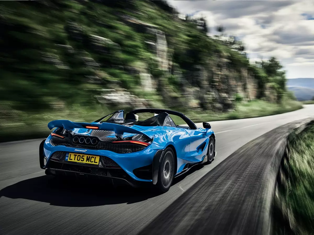 De mclaren 765lt spinneblau fan efteren