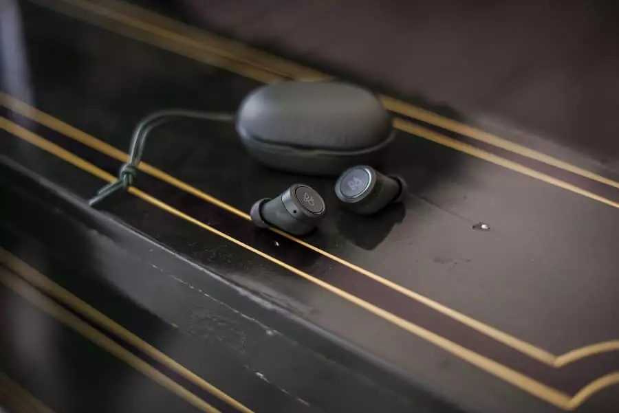 bang आणि olufsen चे beoplay e8 earbuds on table