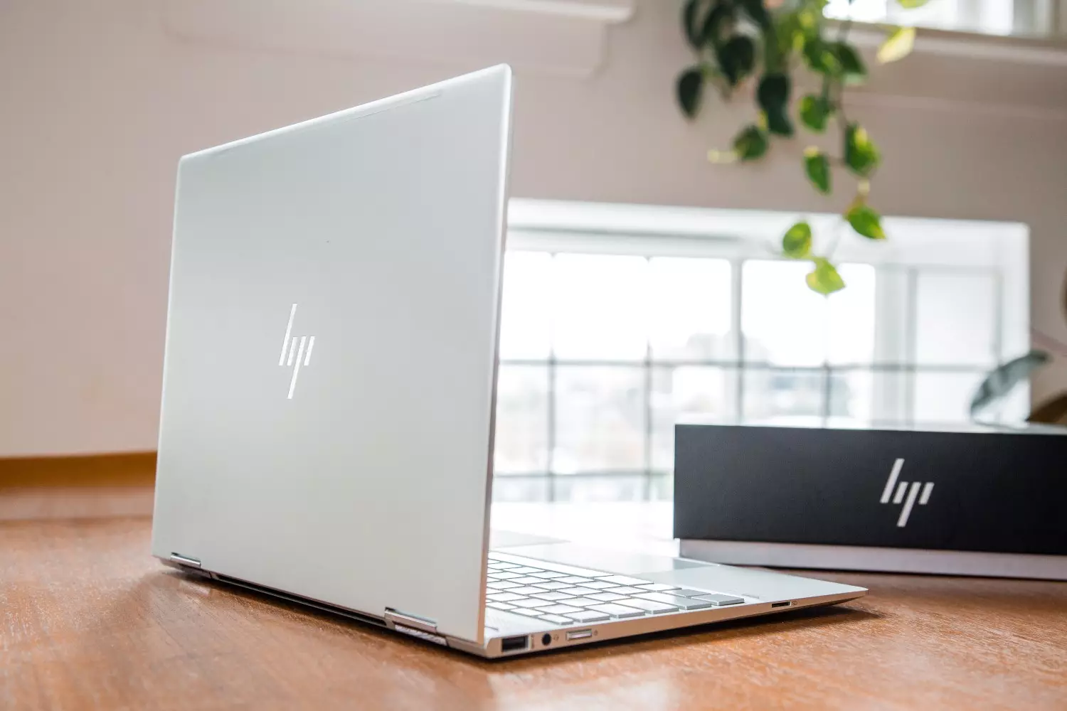 parte trasera del portátil convertible hp spectre x360