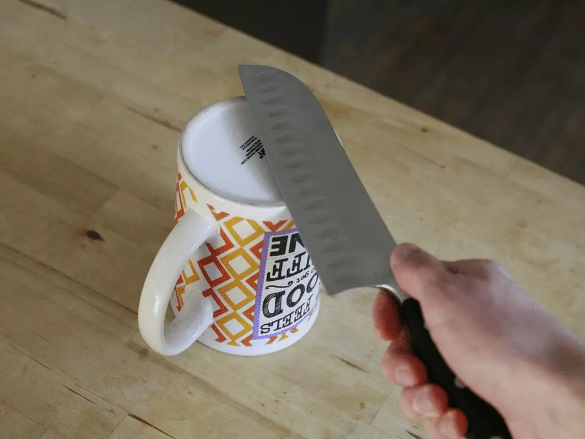 コーヒーマグでナイフを研ぐ方法