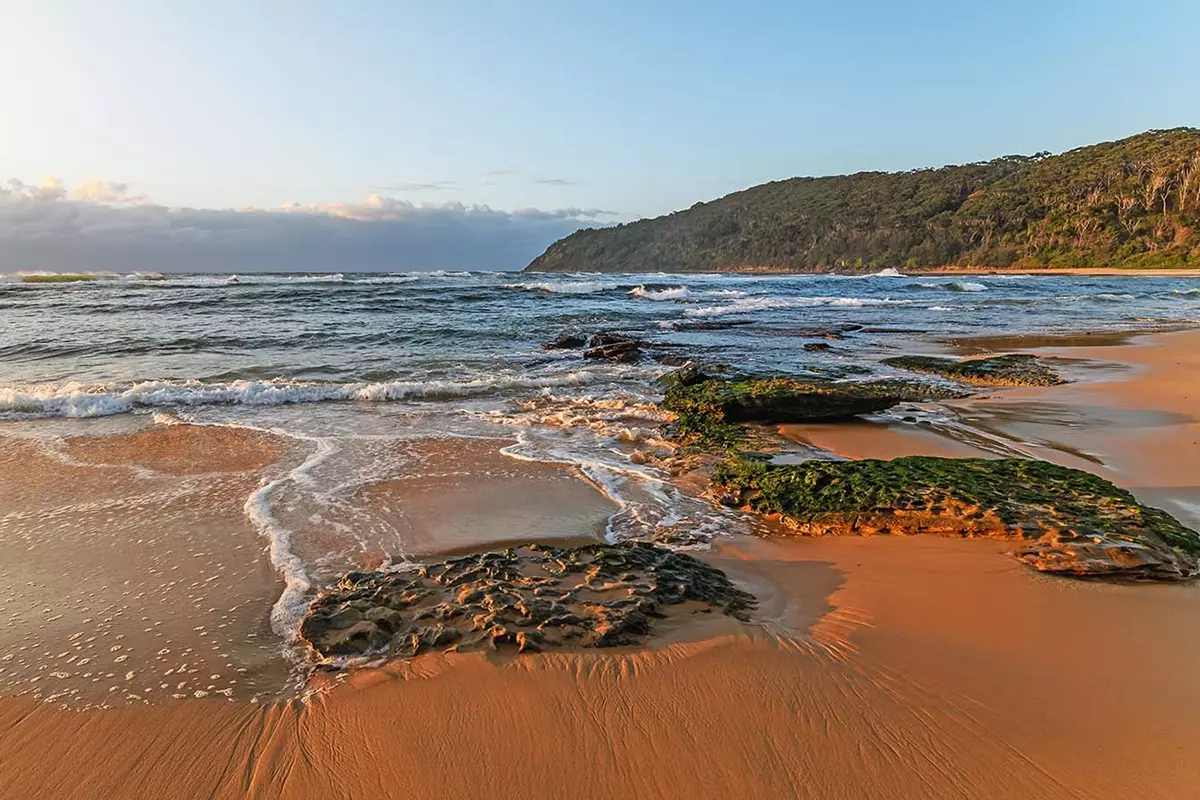 Luftudsigt over vandet ved Bateau Bay Beach