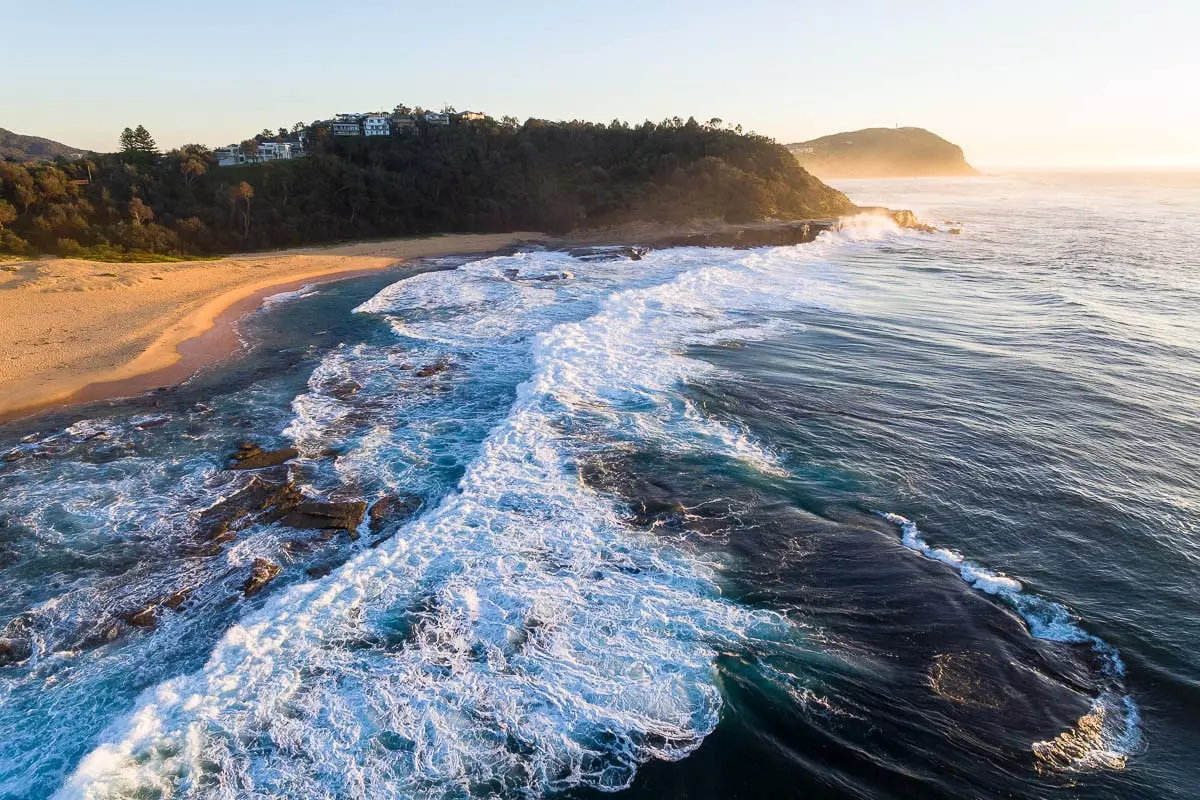 Ondas golpeando a bahía da culler