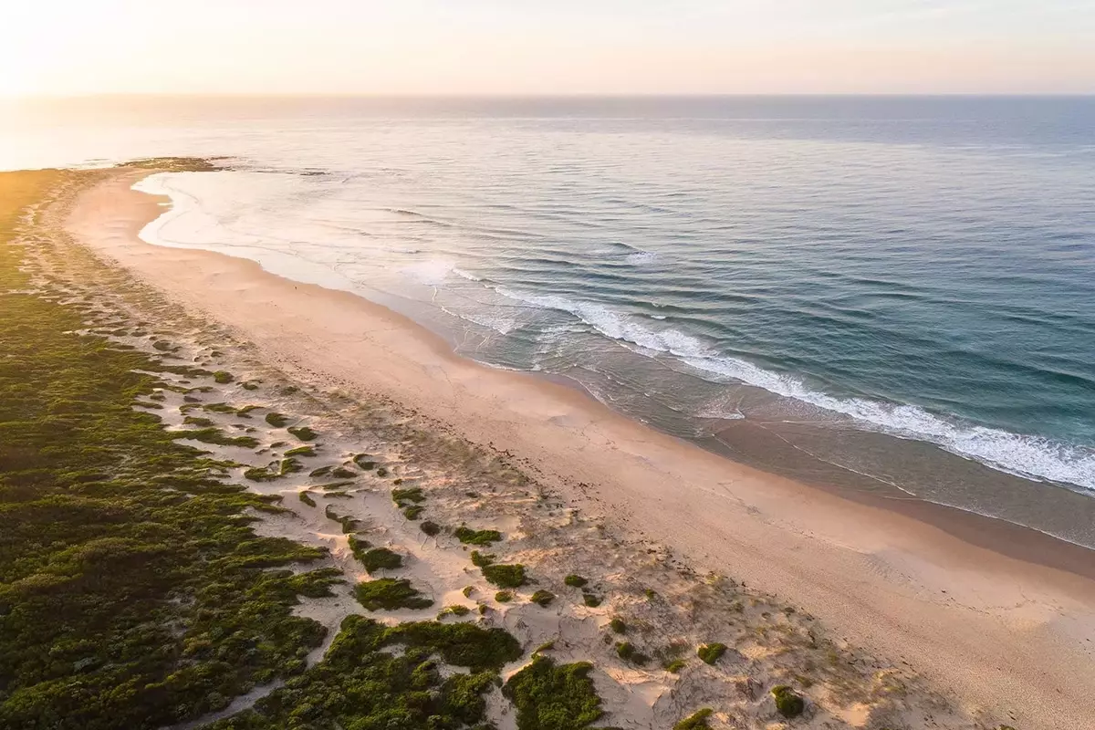 Vistas aéreas da praia dos pelícanos