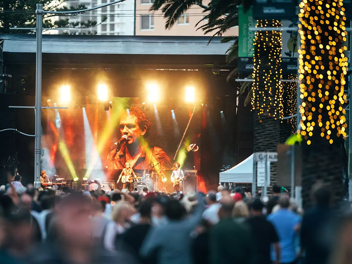 mengde mennesker på live gatekonsert