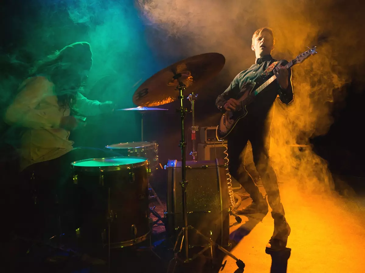 mann som spiller gitar på livekonsert