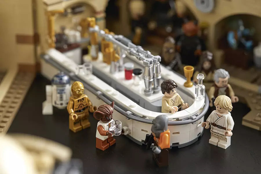 LEGO Star Wars Mos Eisley Cantina saab veidi umbe