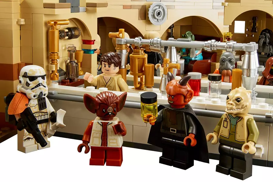 Lego x Starwars Mos Eisley Cantina පේළියේ