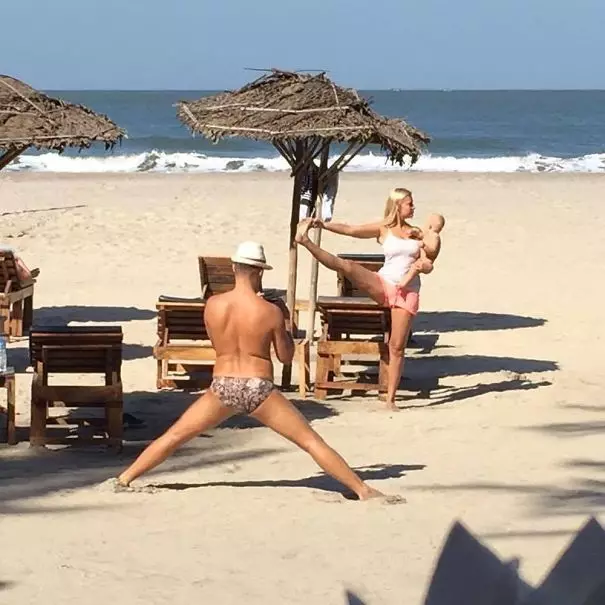 el hombre toma una foto de su esposa en la playa