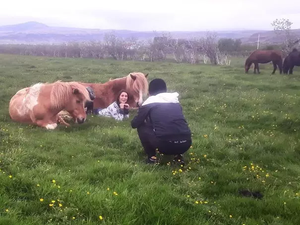 fotógrafo tomando fotos de mujeres hermosas