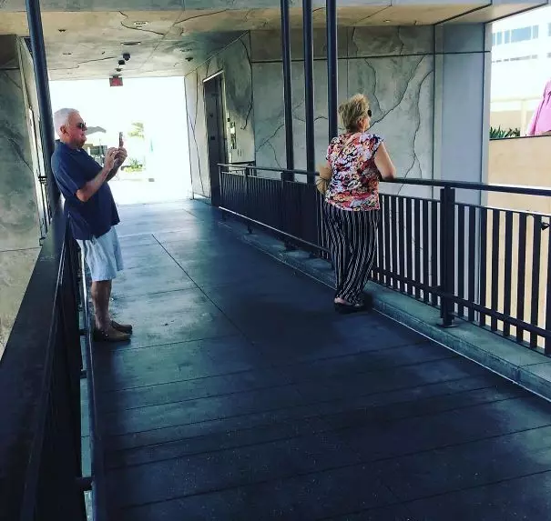 hombre tomando foto de esposa