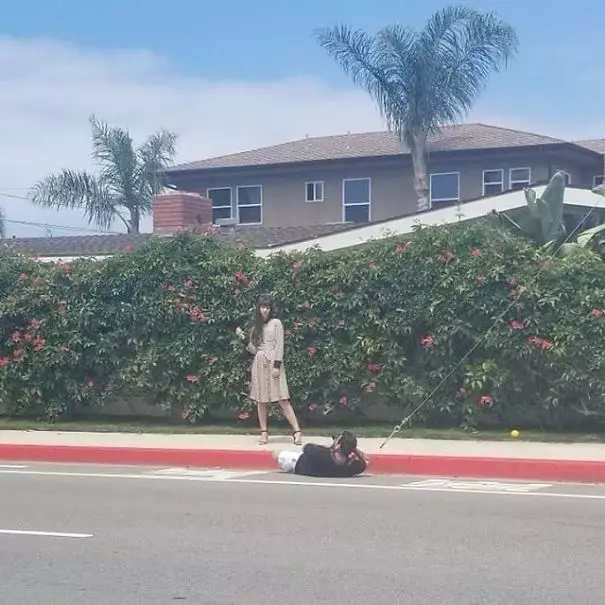 namorado do instagram tirando foto deitado na estrada