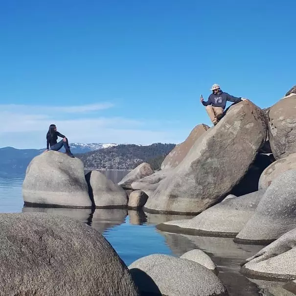 novio de instagram tomando una foto sentado en la piedra