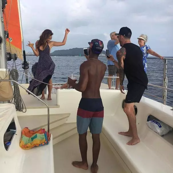 namorado do instagram tirando foto no barco