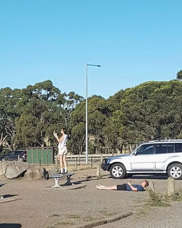 xicot d'instagram fent una foto de dones de tornada