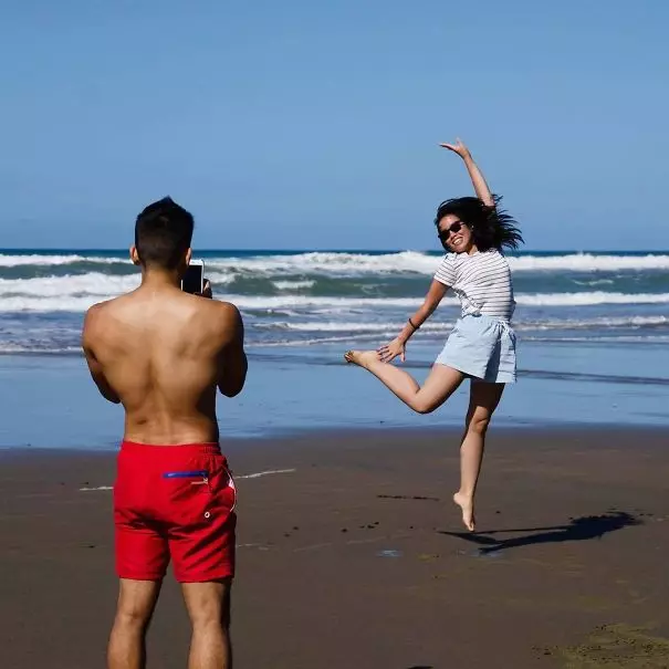 mujer saltando foto