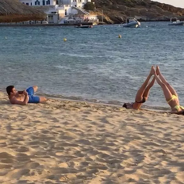 mulheres tirando foto na areia