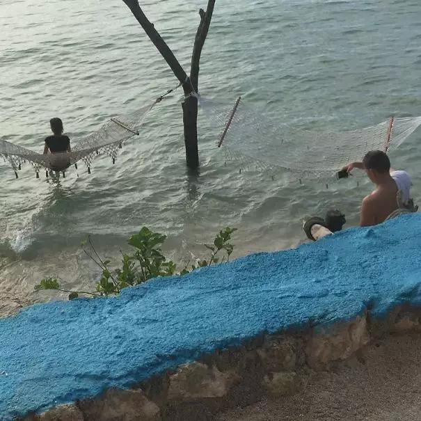 mujeres tomando fotos sentadas en la mecedora