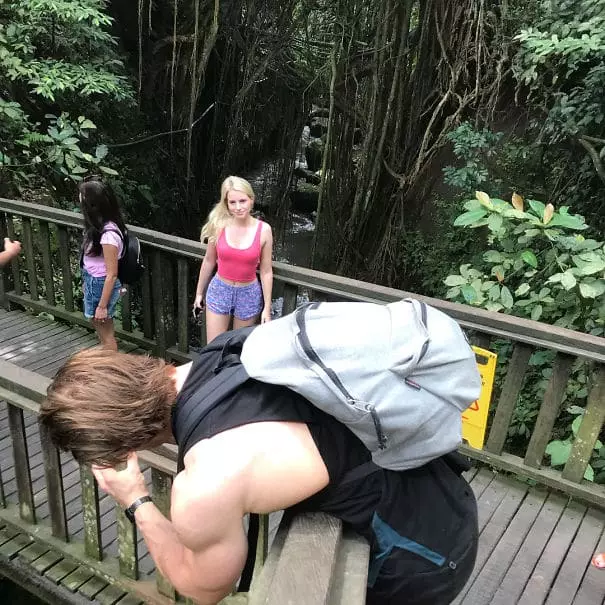 mulheres tirando foto na ponte