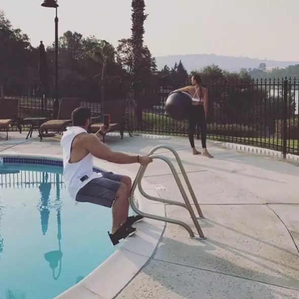 hombres tomando al lado de la piscina