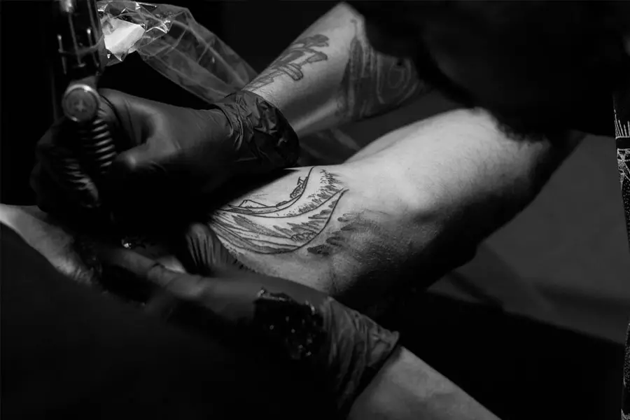 Artista del tatuaje en blanco y negro trabajando