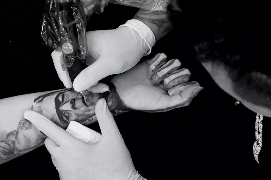 tatoueur à l'encre bondi noir et blanc travaillant