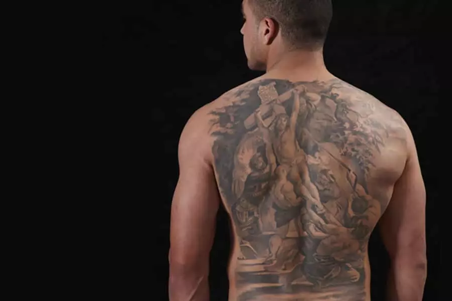 jésus sur le crucifix dos tatouage ldf sur l'homme