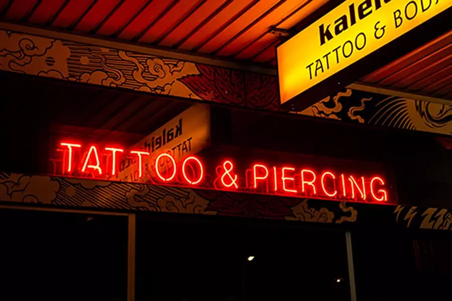 tatouage et piercing au néon rouge kaléidoscope