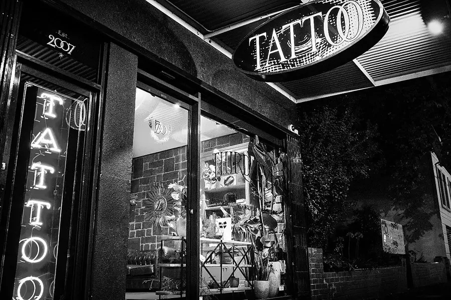 svart och vitt tredje ögat tatuering butiksfront