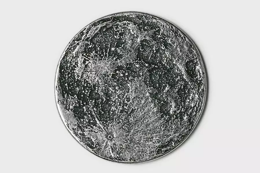 Срібна монета повний місяць назад