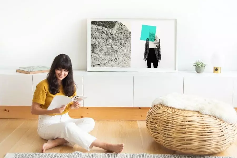 απεικονίζουν ψηφιακό καμβά γυναίκα να κάθεται στο πάτωμα