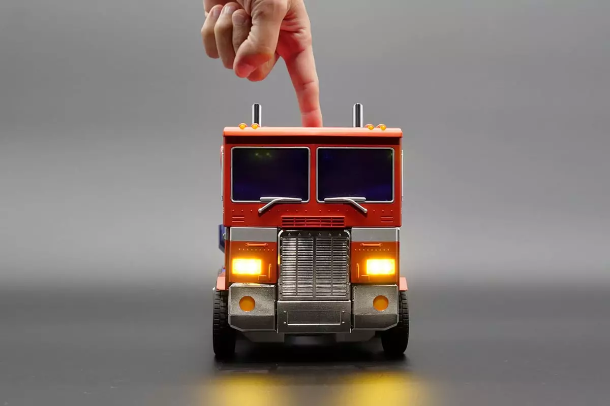 Hasbro mengubah diri optimus prime