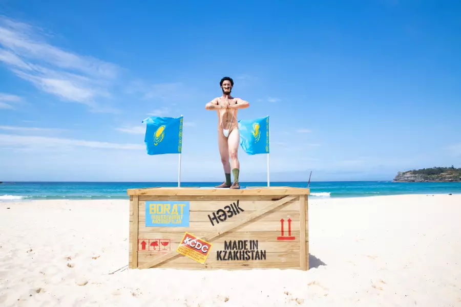 'n Standbeeld van 6 meter van Borat het Bondi Beach oorgeneem 2264_1